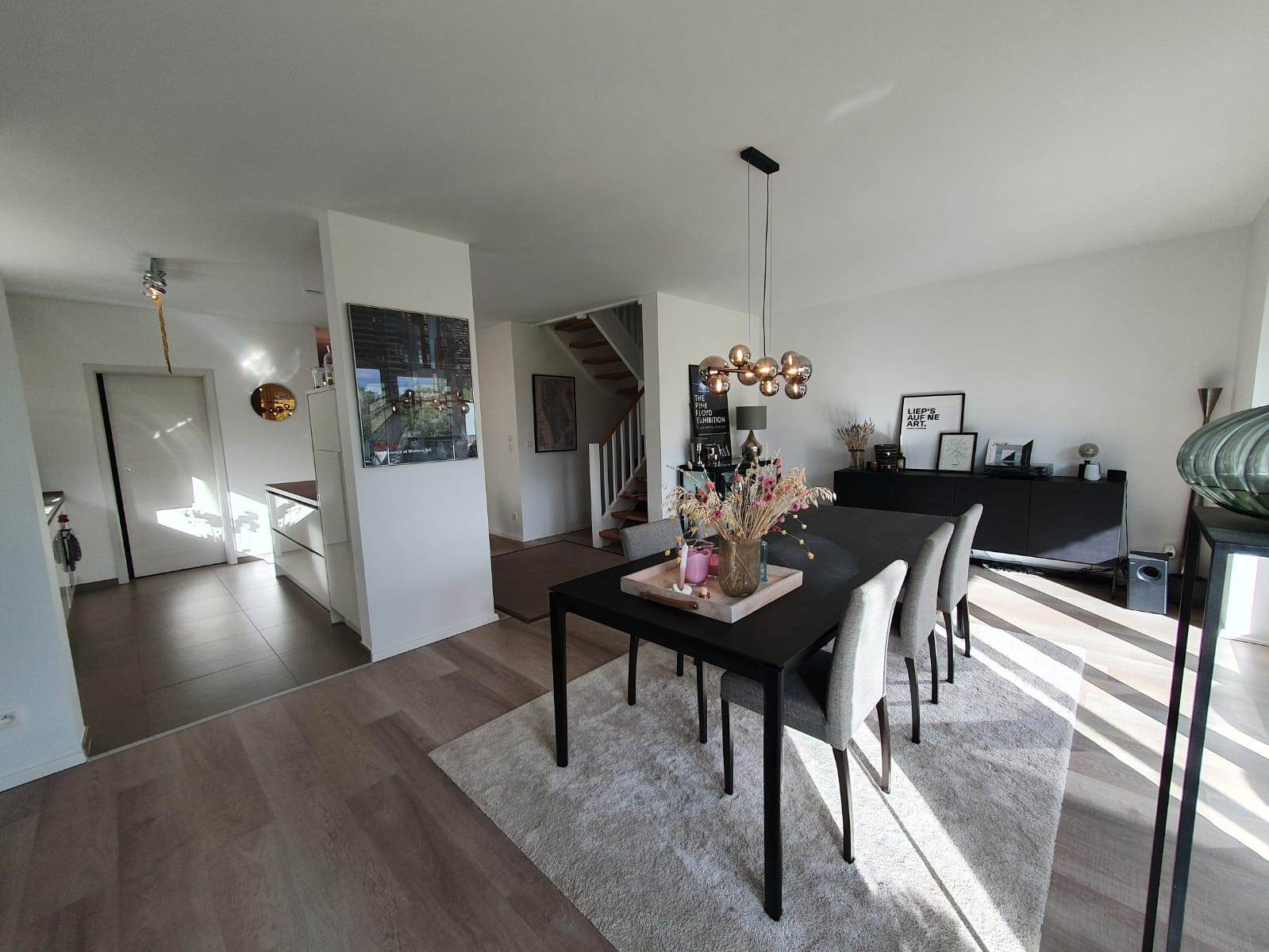 Neubau Duplex-Wohnung in einer von Natur geprägten Umgebung, die ...